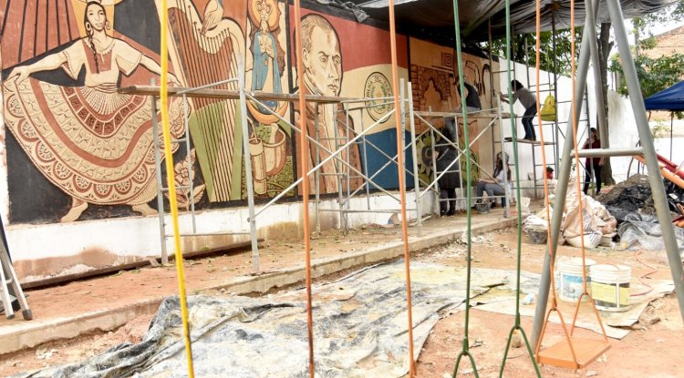 Arte Comunitario Transforma Plaza 1811 en Asunción con Mural Esgrafiado ...